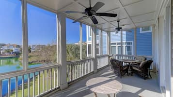 Casa, várias camas (21 Ocean Point) | Varanda