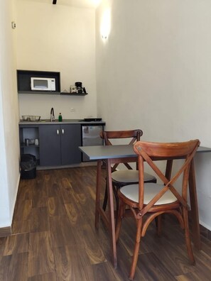 Suíte estúdio grand | Cozinha privada | Frigobar, micro-ondas, cafeteira/chaleira, produtos de limpeza