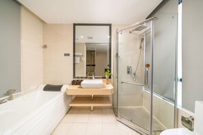 Quarto Individual Deluxe | Casa de banho | Artigos de higiene pessoal grátis, um secador de cabelo 