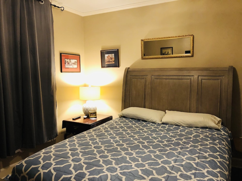 Large Charming Midtown 4000 F²,5 Br,8 Beds,3.5 Bath Sleeps 14 - Memphis, TN