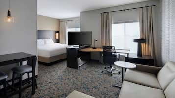 Edredons de pluma, escrivaninha, espaço de trabalho para notebook