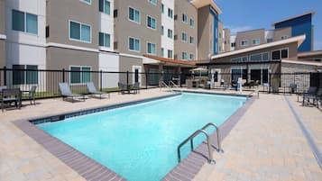 Piscina externa, espreguiçadeiras