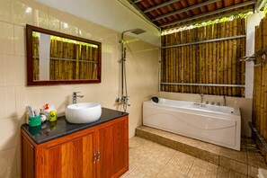 Quarto Familiar, vista para a piscina (Deluxe) | Banheira de hidromassagem privativa