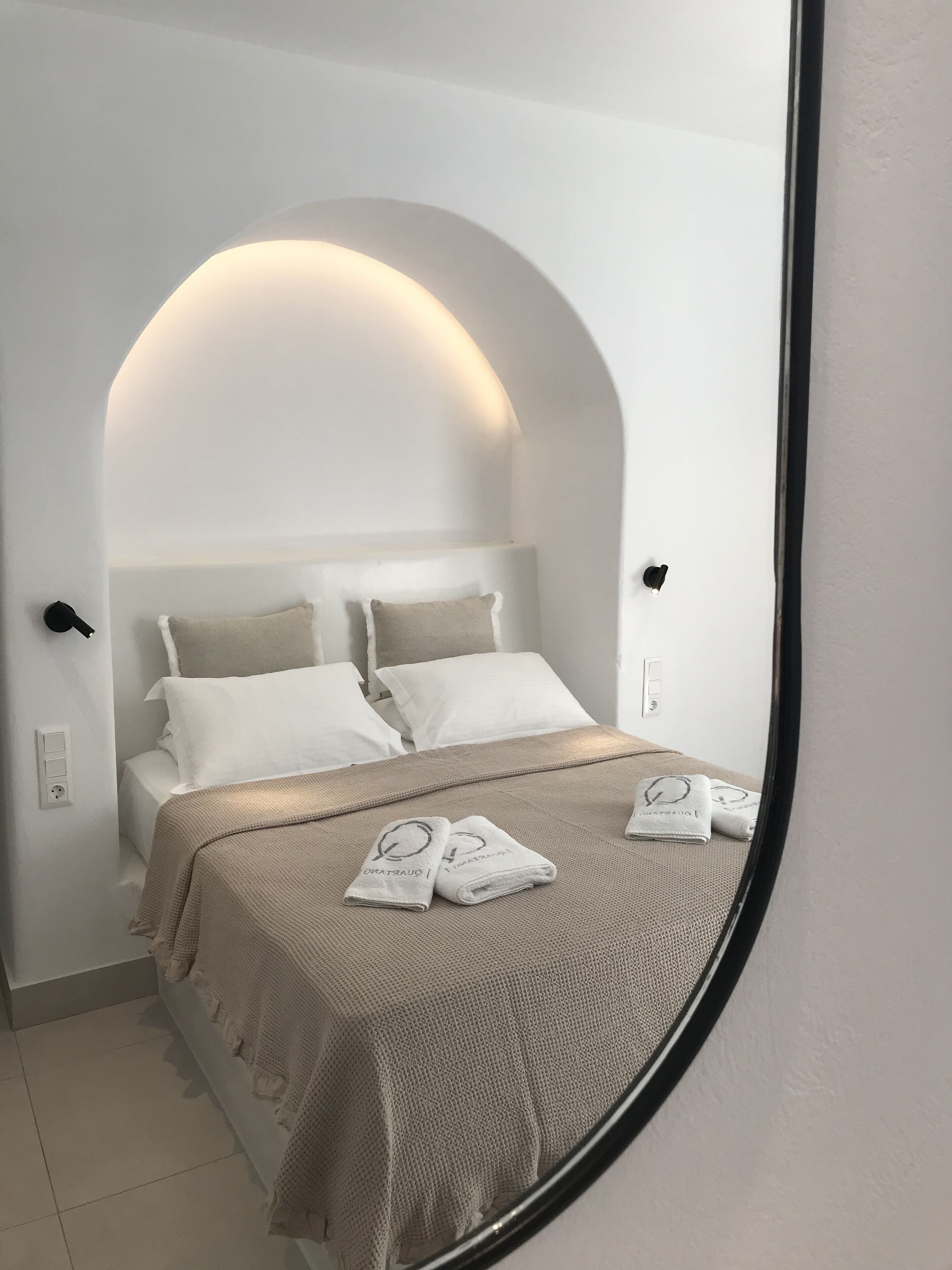 Quarto casal econômico | Frigobar, cortinas blackout, quartos à prova de som