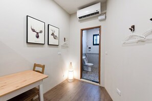 Quarto Duplo Básico | Sala de estar | TV de ecrã plano 