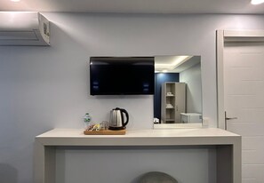 Minibar, secretária, Wi-fi grátis, roupa de cama fornecida 