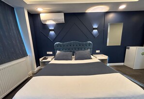 Minibar, secretária, Wi-fi grátis, roupa de cama fornecida 