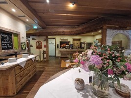 Café da manhã com buffet diário (EUR 17 por pessoa) 