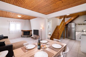 Casa Deluxe, 3 quartos, vista para o mar | Sala de estar | TV de ecrã plano, lareira 