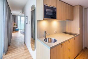 Um frigorífico, um micro-ondas, uma placa de cozinha 