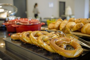 Pequeno-almoço tipo buffet diário mediante uma taxa 