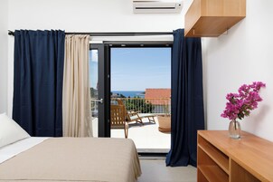 Quarto Duplo, terraço, vista para o mar | Secretária, ferro/tábua de engomar, Wi-fi grátis