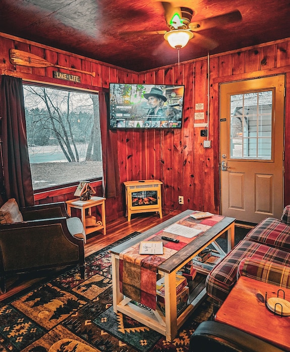 Easton Lake Retreat Cozy Cottage & Hot Tub - Wisconsin