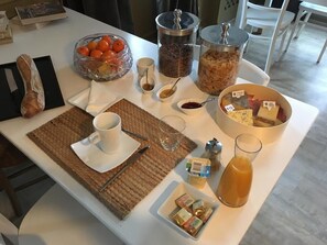 Pequeno-almoço continental diário (12 EUR por pessoa) 