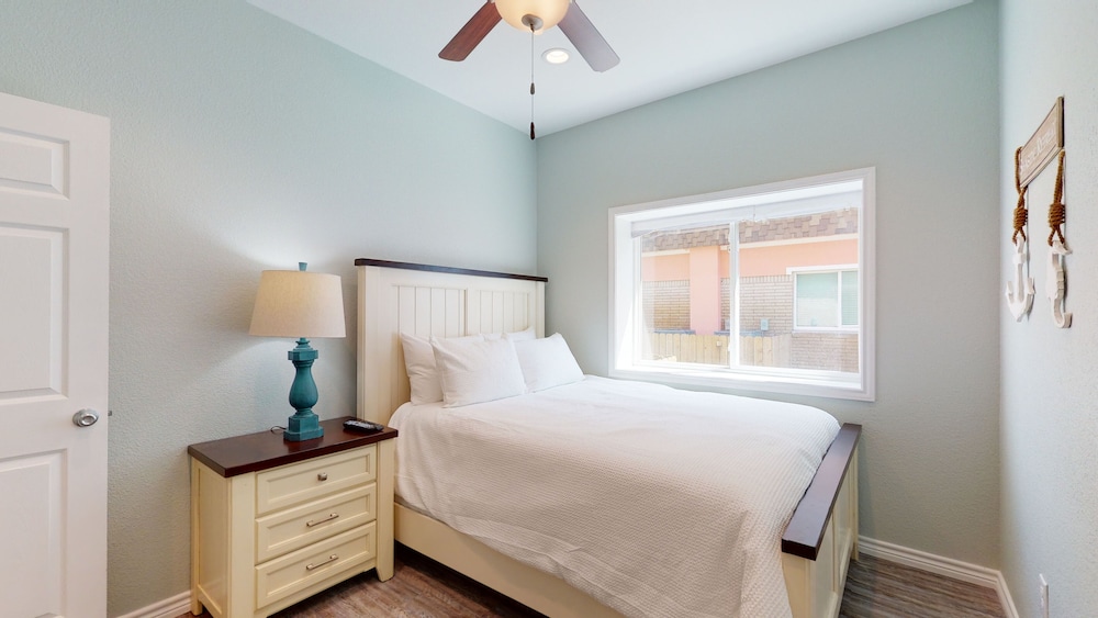 Walk To Sandfest, Shared Pools, Board Walk To Beach - Port Aransas, TX