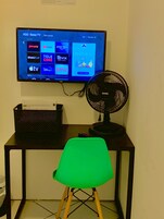 Quarto duplo básico | Roupas de cama antialérgicas, escrivaninha
