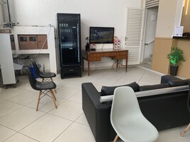 Quarto duplo básico | Área de estar | Smart TV 32 polegadas com canais a cabo, TV, Netflix