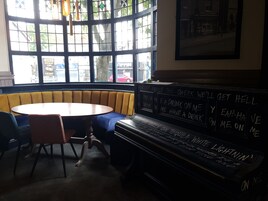 Café da manhã continental todos os dias (GBP 8.95 por pessoa) 