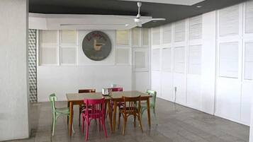 Pequeno-almoço preparado no momento diário mediante uma taxa