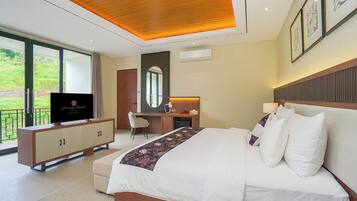 Quarto de hotel moderno com uma cama grande, uma escrivaninha e uma televisão.