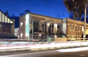 Fachada do alojamento (tarde/noite)
