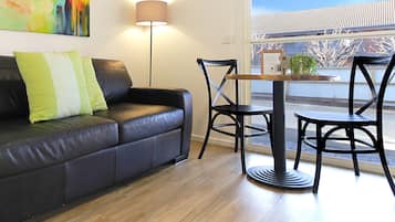 Apartamento executivo | Área de estar | Smart TV 34 cm com canais digitais, TV, Netflix