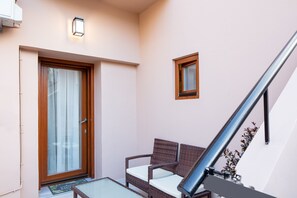Premium Studio with Old Town View & Open-Plan Bathtub | Terraço/pátio