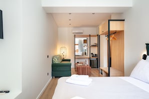 Premium Studio with Old Town View & Open-Plan Bathtub | Cofres nos quartos, espaço de trabalho para notebook, cortinas blackout