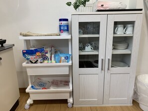 Apartamento (402) | Kitchenette privada | Um frigorífico/congelador grande, um micro-ondas, uma placa de cozinha 