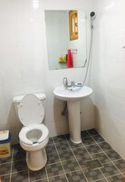 Quarto standard | Banheiro | Chuveiro, produtos de toalete grátis, secador de cabelo, chinelos