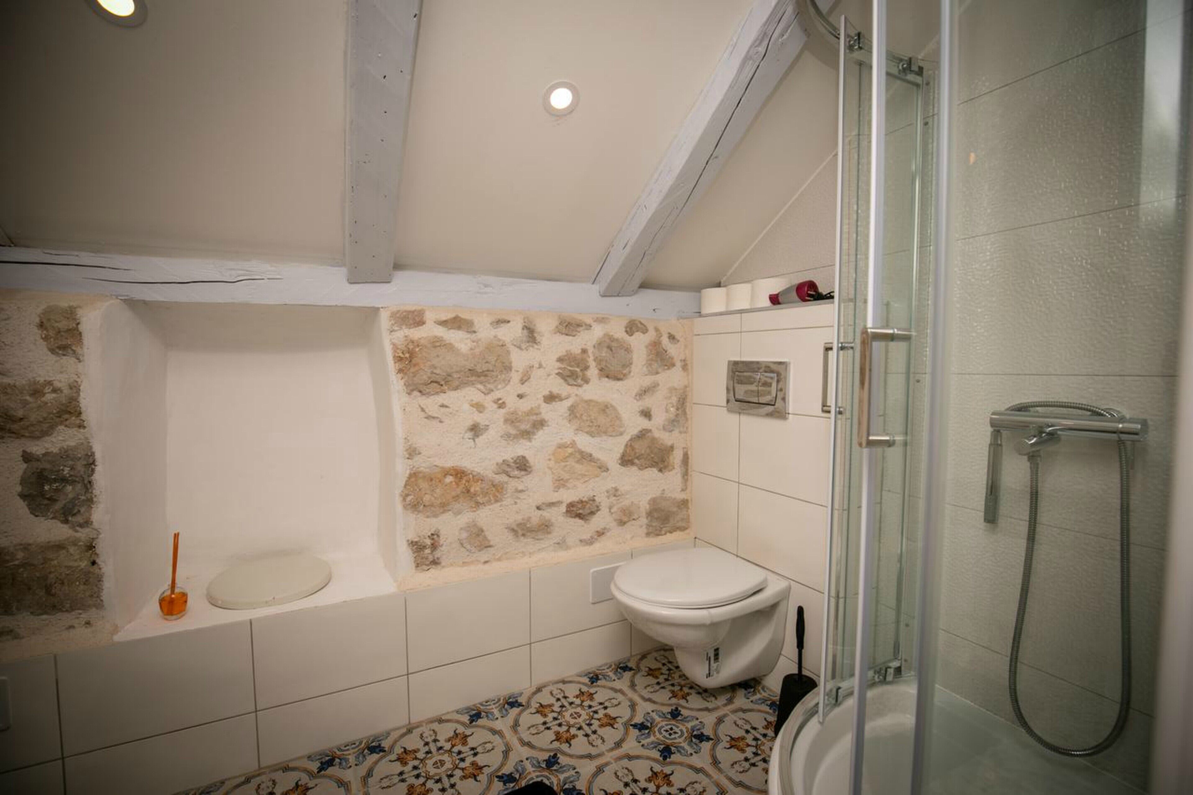 Quarto casal standard | Banheiro | Toalhas de banho, sabonete, papel higiênico 