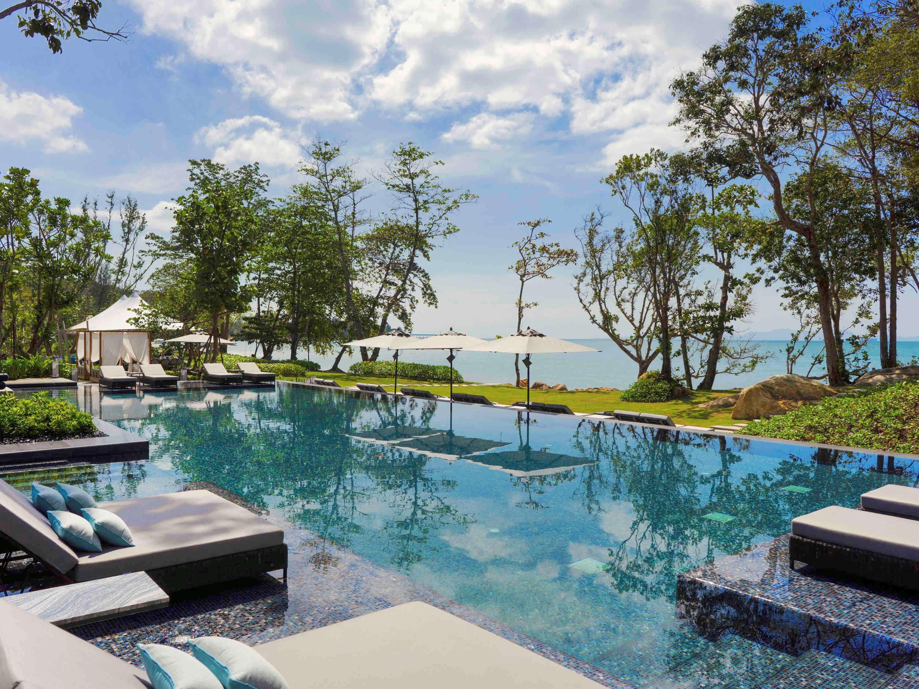 Piscina exterior, guarda-sóis, espreguiçadeiras 