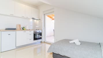 Estúdio (Deluxe Studio w/ Balcony n City View) | Cozinha privada | Um frigorífico