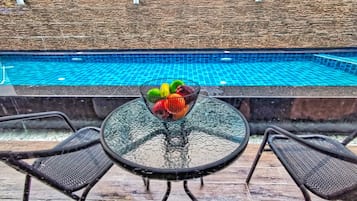 Quarto superior, acesso à piscina | Vista da sacada