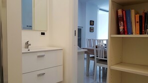 Apartamento, 1 quarto | Lavatório na casa de banho