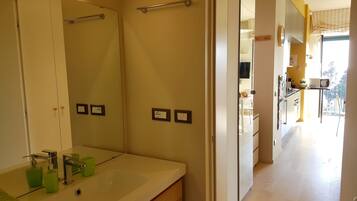Apartamento, 1 quarto | Pia do banheiro