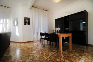 Apartamento, 2 quartos | Sala de estar | TV de ecrã plano 