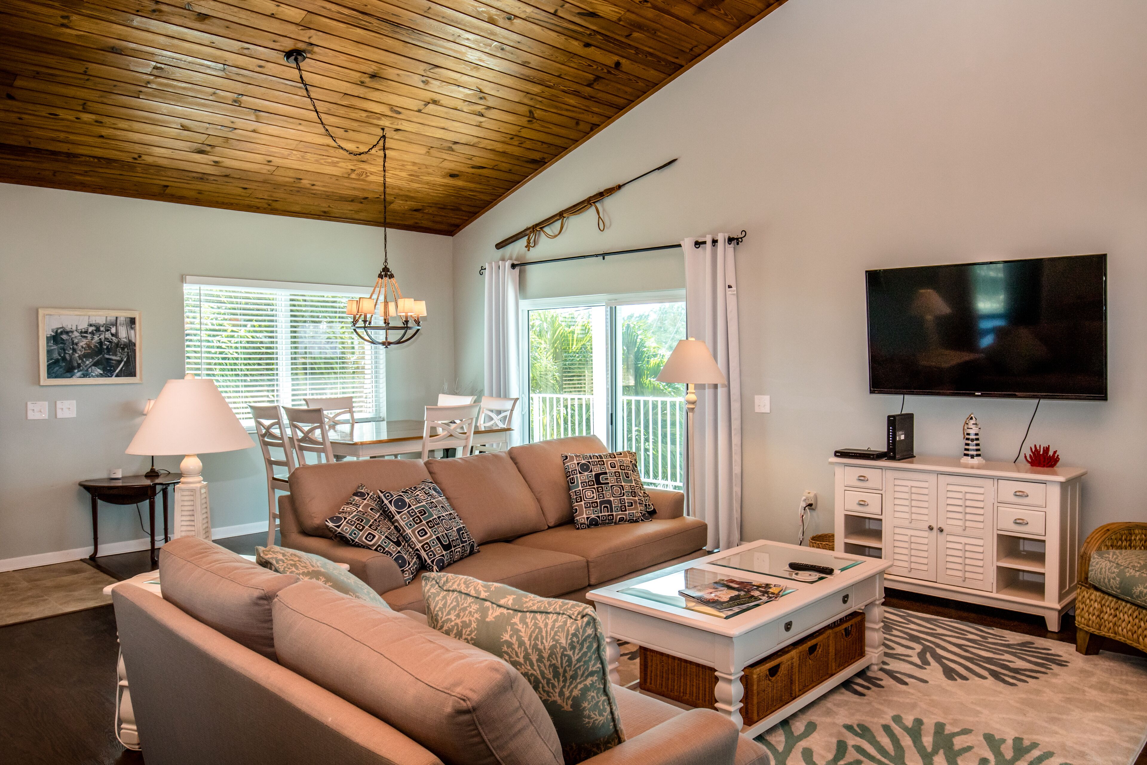 Beautiful Balcony Views, Screened Porch, Serene Outdoor Pool Area - Marathon, FL