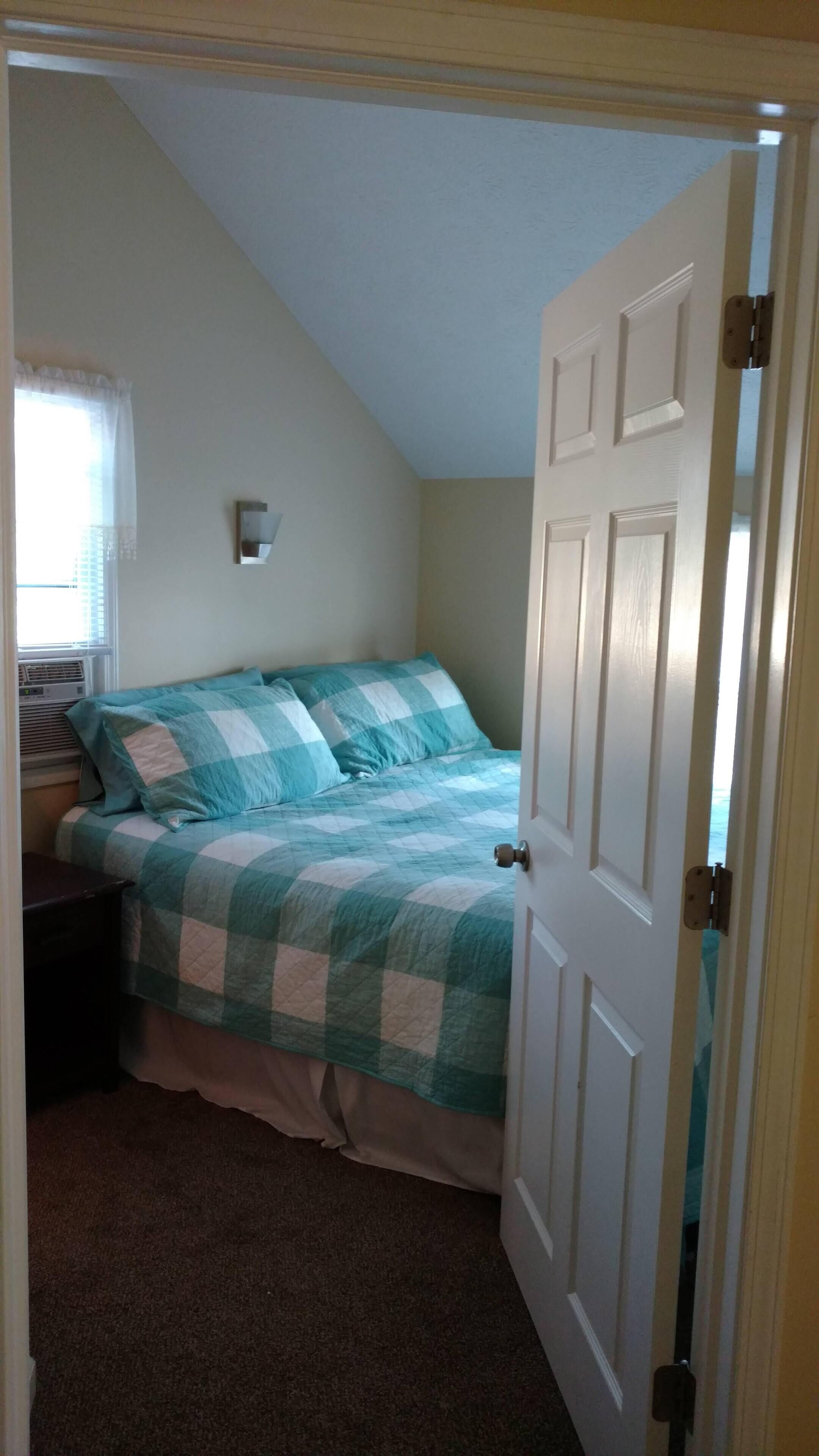 Enjoy All Of Geneva-on-the-lake From This Cottage! Right Off The Strip! - Geneva, OH