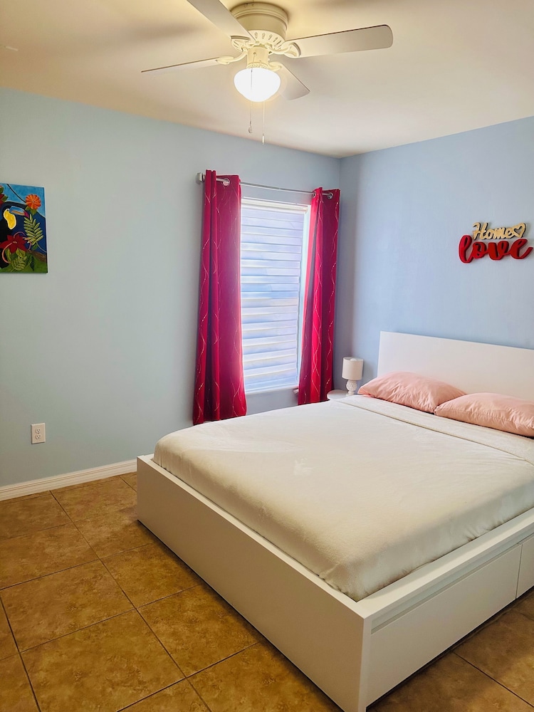 Sunny Home In Cape Coral, Close To Beaches, Golf, Restaurants & Adventures - Pine Island, FL