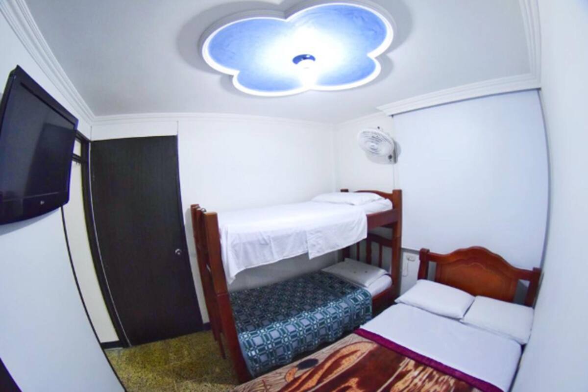 Quarto quádruplo família | Frigobar, escrivaninha, espaço de trabalho para notebook