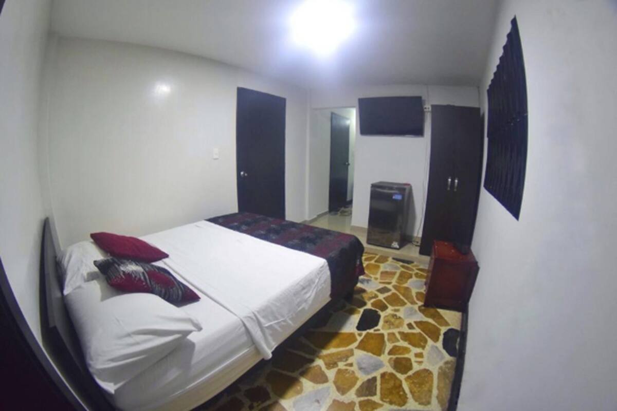 Quarto casal tradicional, 1 cama de casal, acessível, suíte | Frigobar, escrivaninha, espaço de trabalho para notebook