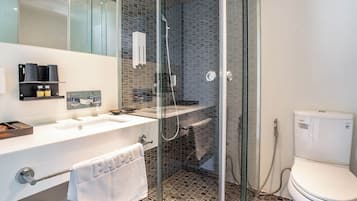 Quarto Duplo Deluxe | Casa de banho | Um polibã, um secador de cabelo, chinelos, toalhas fornecidas