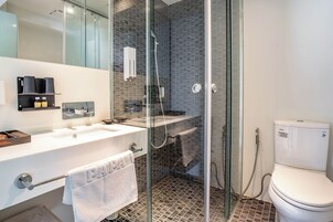 Quarto casal luxo | Banheiro | Chuveiro, secador de cabelo, chinelos, toalhas de banho