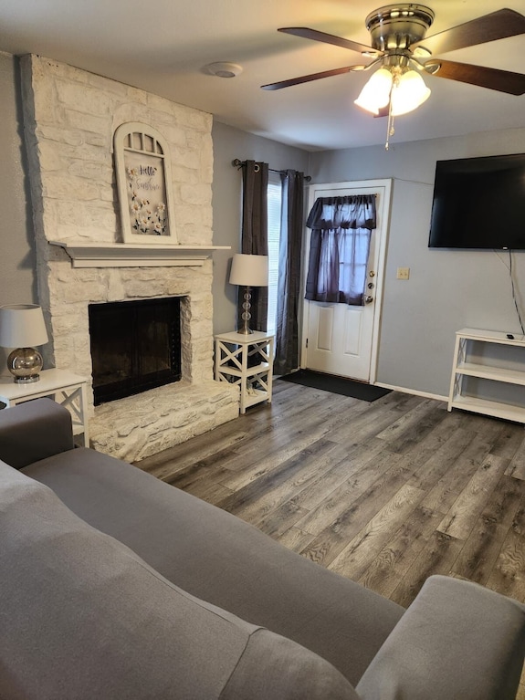 St. Amant Place With 2 Br 1.5 Ba Free Private Parking Pet Stays For Free ! - Austin, TX