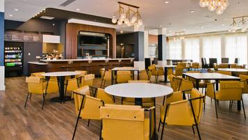 Pequeno-almoço preparado no momento diário mediante uma taxa