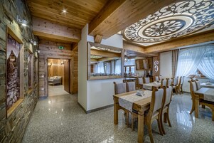 Café da manhã, almoço e jantar; culinária polonesa 