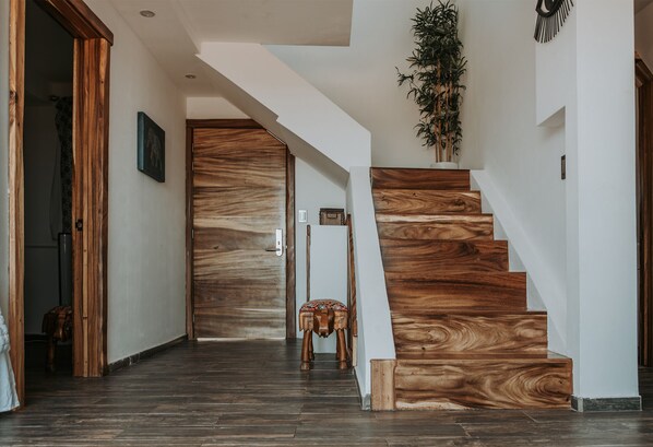 Cabana de Madeira Familiar | Sala de estar | Smart TV de 55 de polegadas com canais digitais, televisor, Netflix 