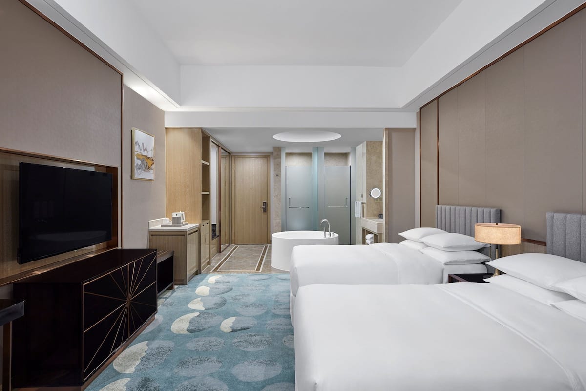 Quarto, 2 camas de casal | Minibar, cofre no quarto, secretária