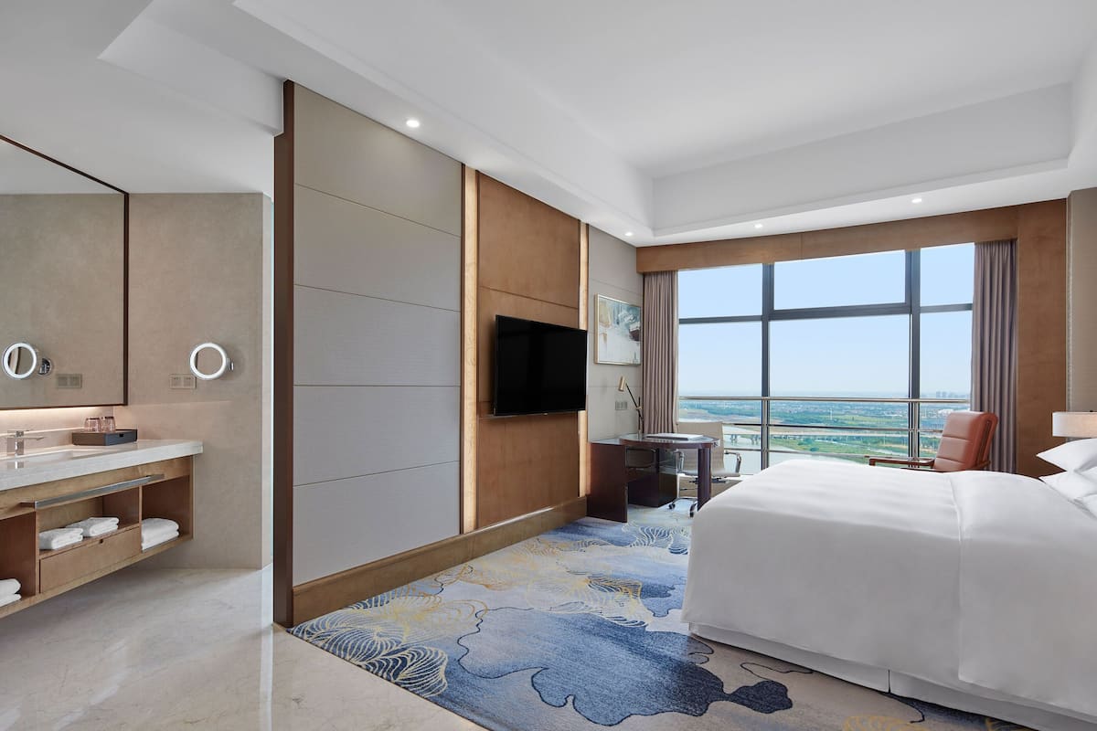 Quarto, 1 cama king-size (High Floor) | Minibar, cofre no quarto, secretária